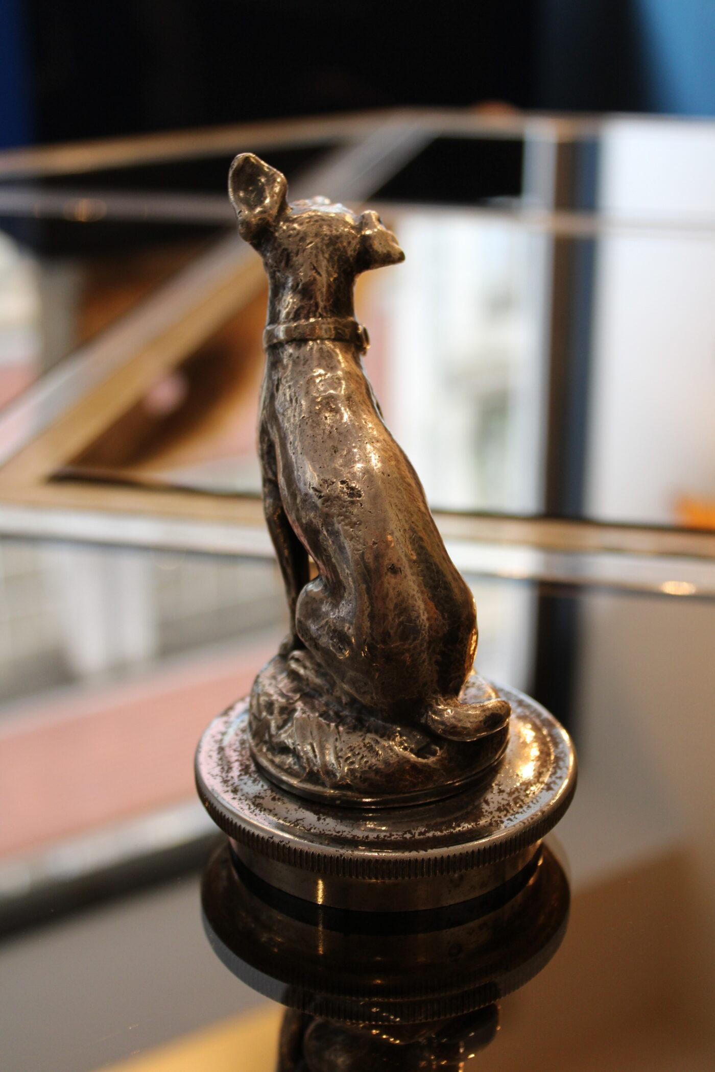 Chien assis bronze par Emile Bregeon - Galerie Damien Tison