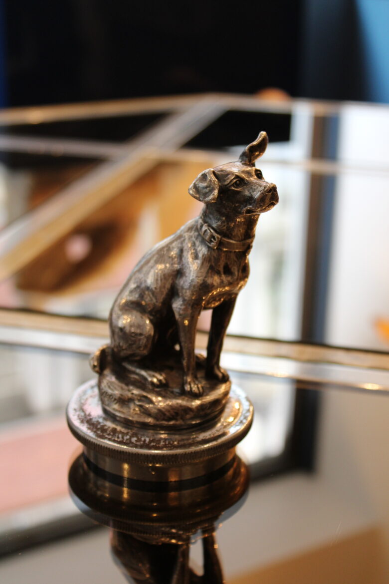 Chien assis bronze par Emile Bregeon - Galerie Damien Tison