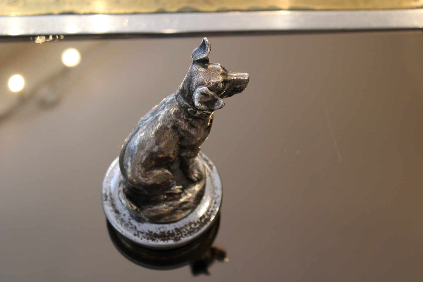 Chien assis bronze par Emile Bregeon - Galerie Damien Tison