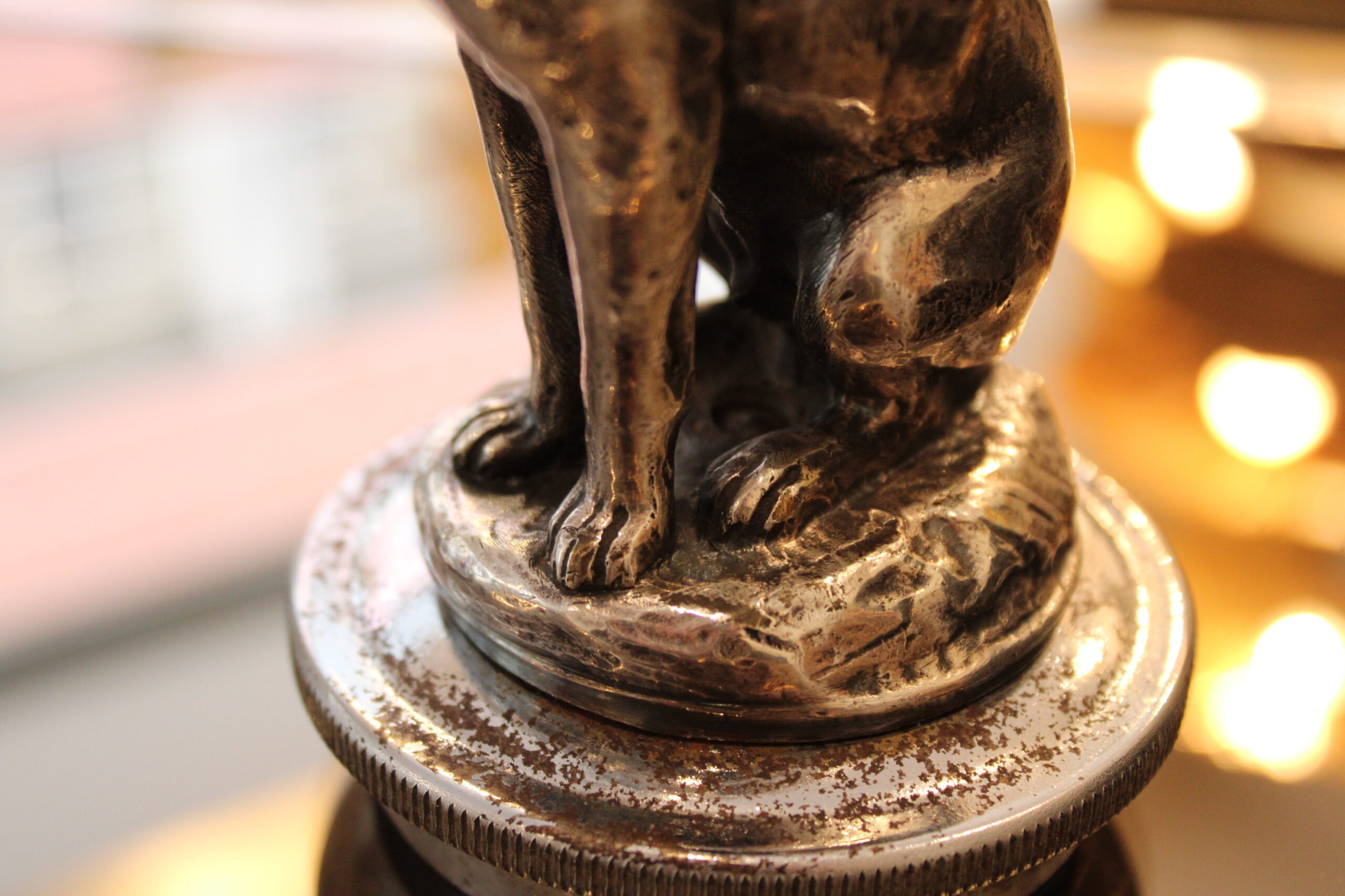 Chien assis bronze par Emile Bregeon - Galerie Damien Tison